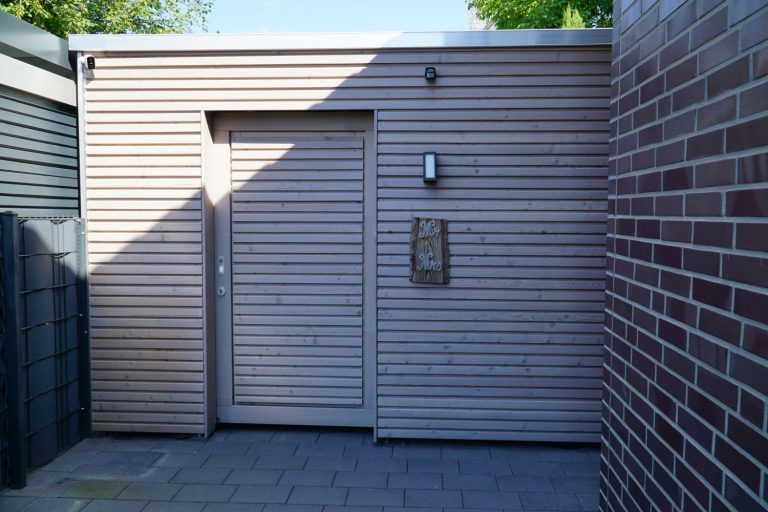 Abstellraum mit Rhombusprofil aus sib. Lärche in Westenholz | Pollmeier Holzbau GmbH